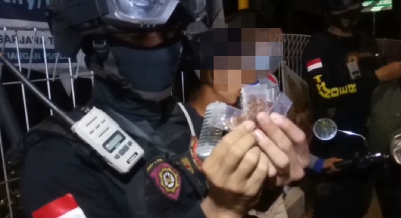 Dua Pemuda Dicegat Polisi Usai Main Skateboard, Ternyata Bawa Dua Saset ... Dua Pemuda Dicegat Polisi Usai Main Skateboard, Ternyata Bawa Dua Saset ...